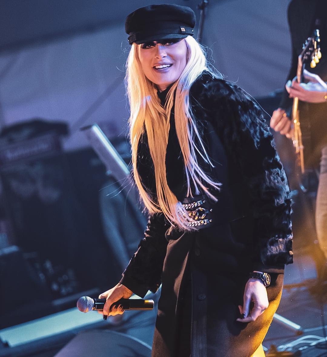 DOK SU PUBLICI ISPRAŽNJENI: Estradne zvijezde na trgovima "napunile ...