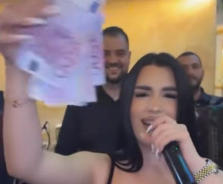 Mnoge pjevačice se stide, ali ne i ona: Zapjevala na šabačkom vašaru ...