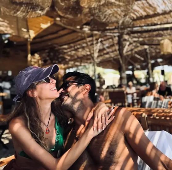 Sjećate li se osvetnika Ezela? Poznati glumac ljubi 13 godina mlađu ...