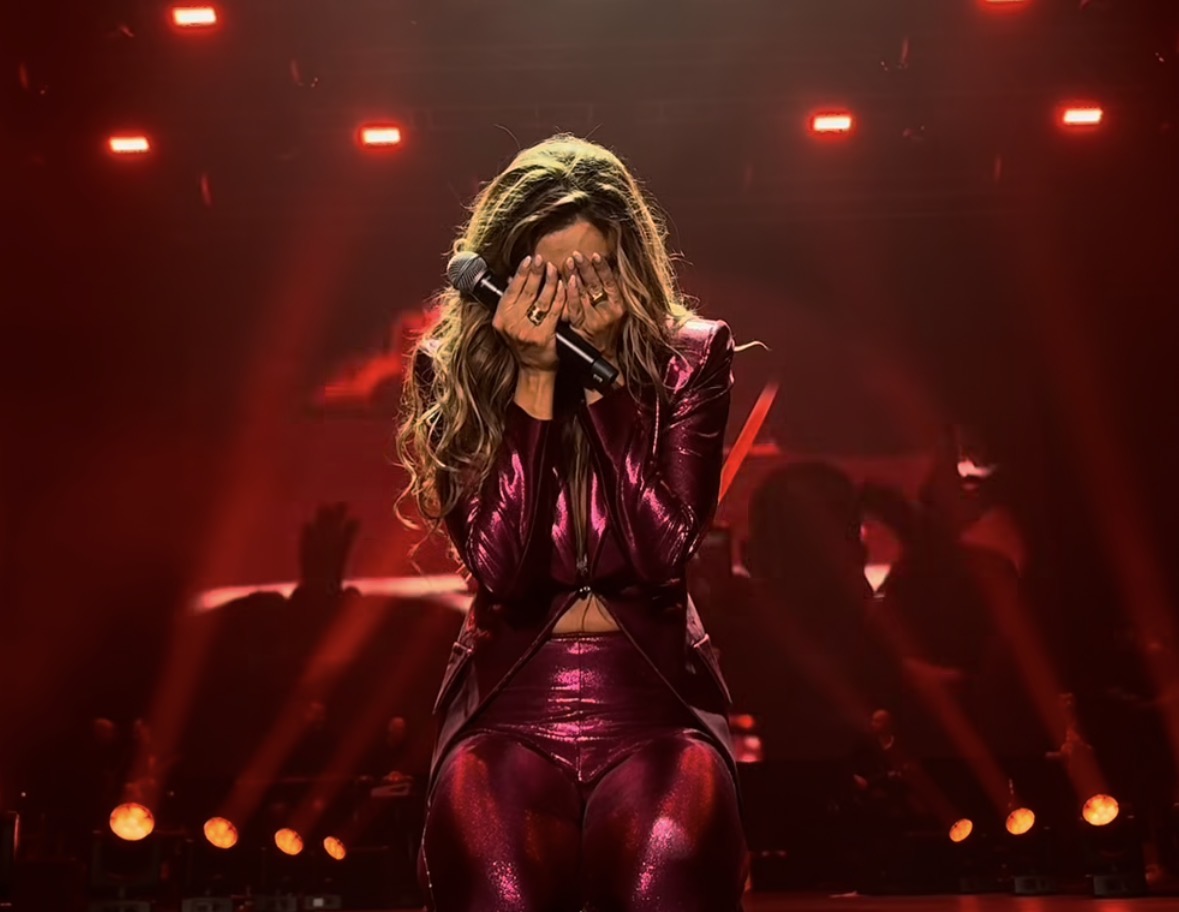 Šok na kocertu Tee Tairović: Pjevačica pala na koljena pred publikom i ...